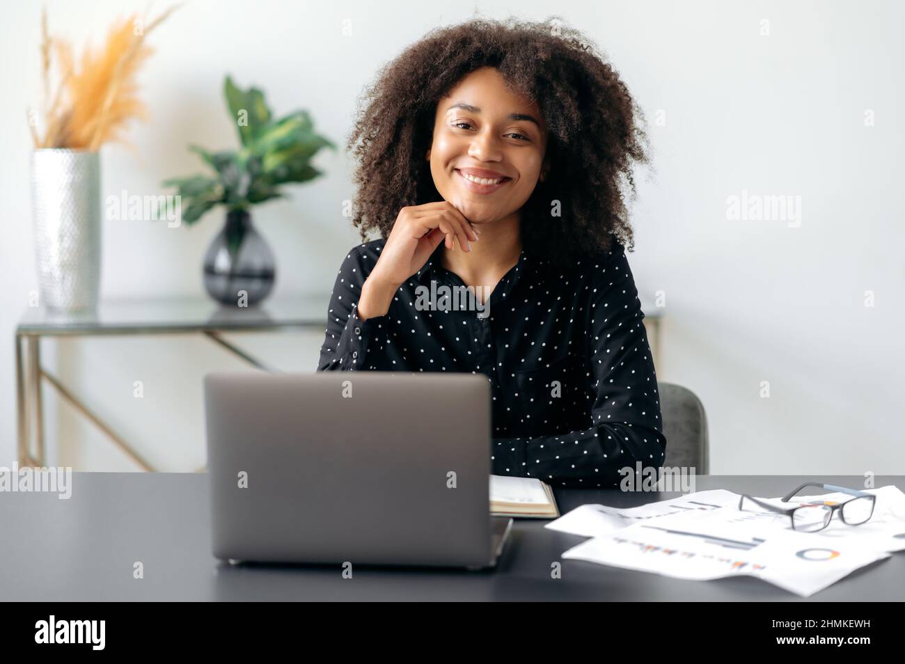 Successful woman manager laptop hi-res stock photography and images - Alamy