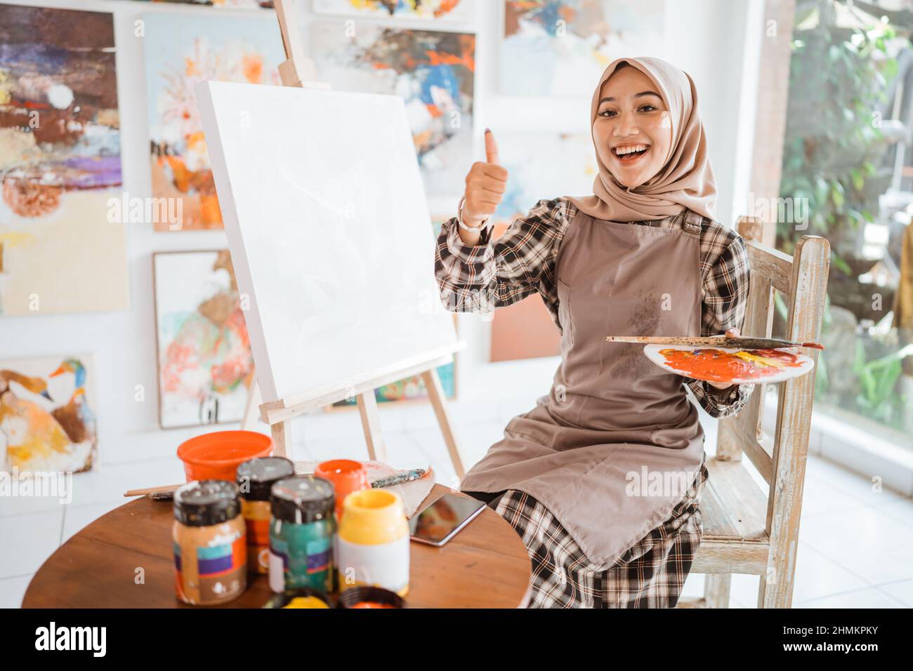Artist thumb hi-res stock photography and images - Alamy