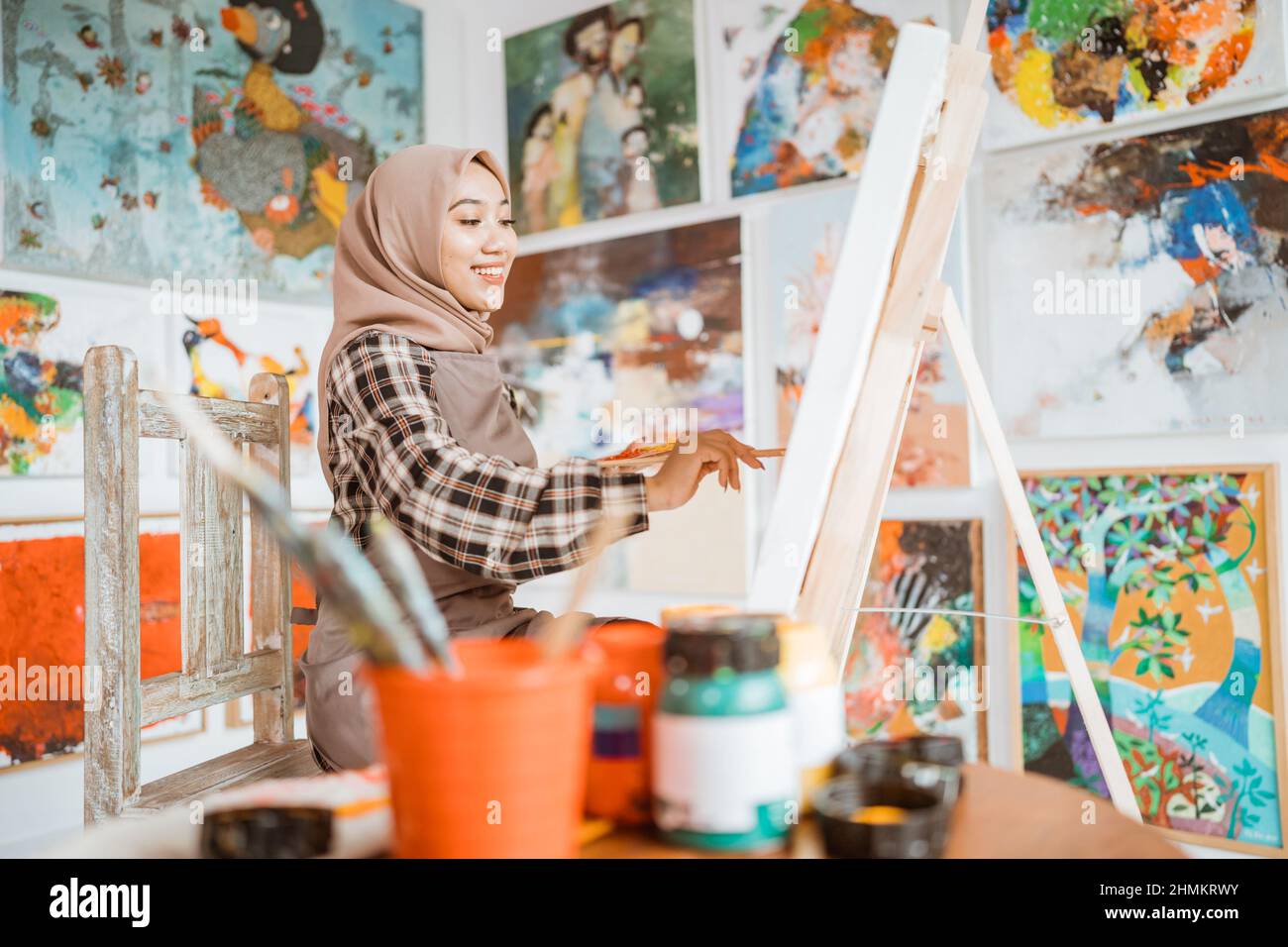 muslim asian female artist painting on canvas Stock Photo - Alamy muslim asian female artist painting on canvas Stock Photo - Alamy