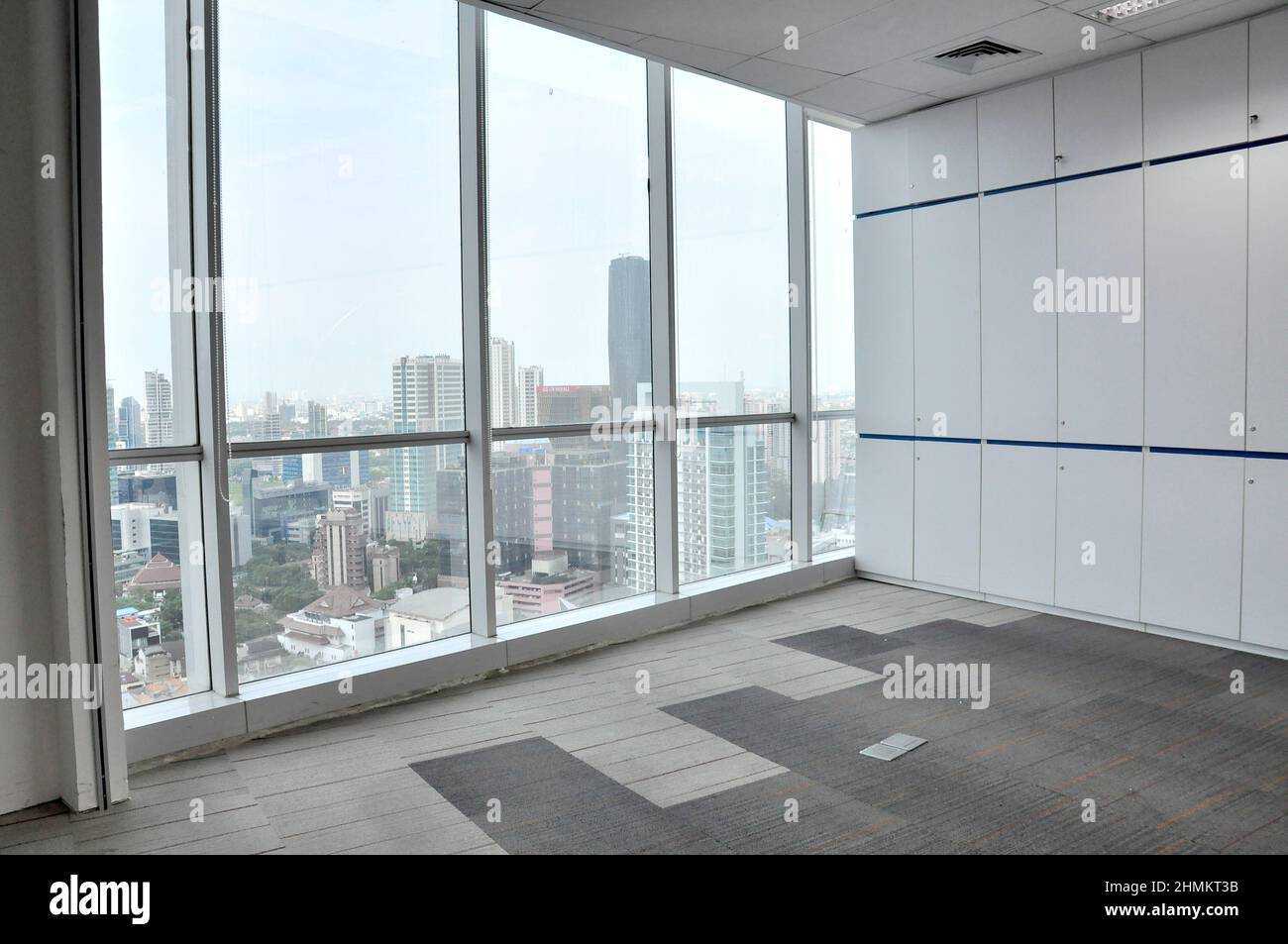 Empty room of office hi-res stock photography and images - Alamy