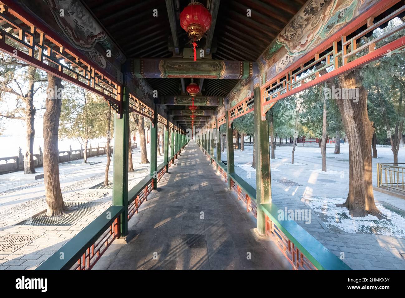 Traditional chinese architecture long corridor hi-res stock photography ...