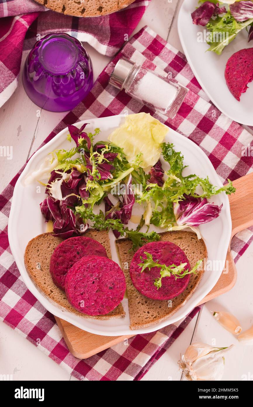Beetroot veggie burger Stock Photo - Alamy