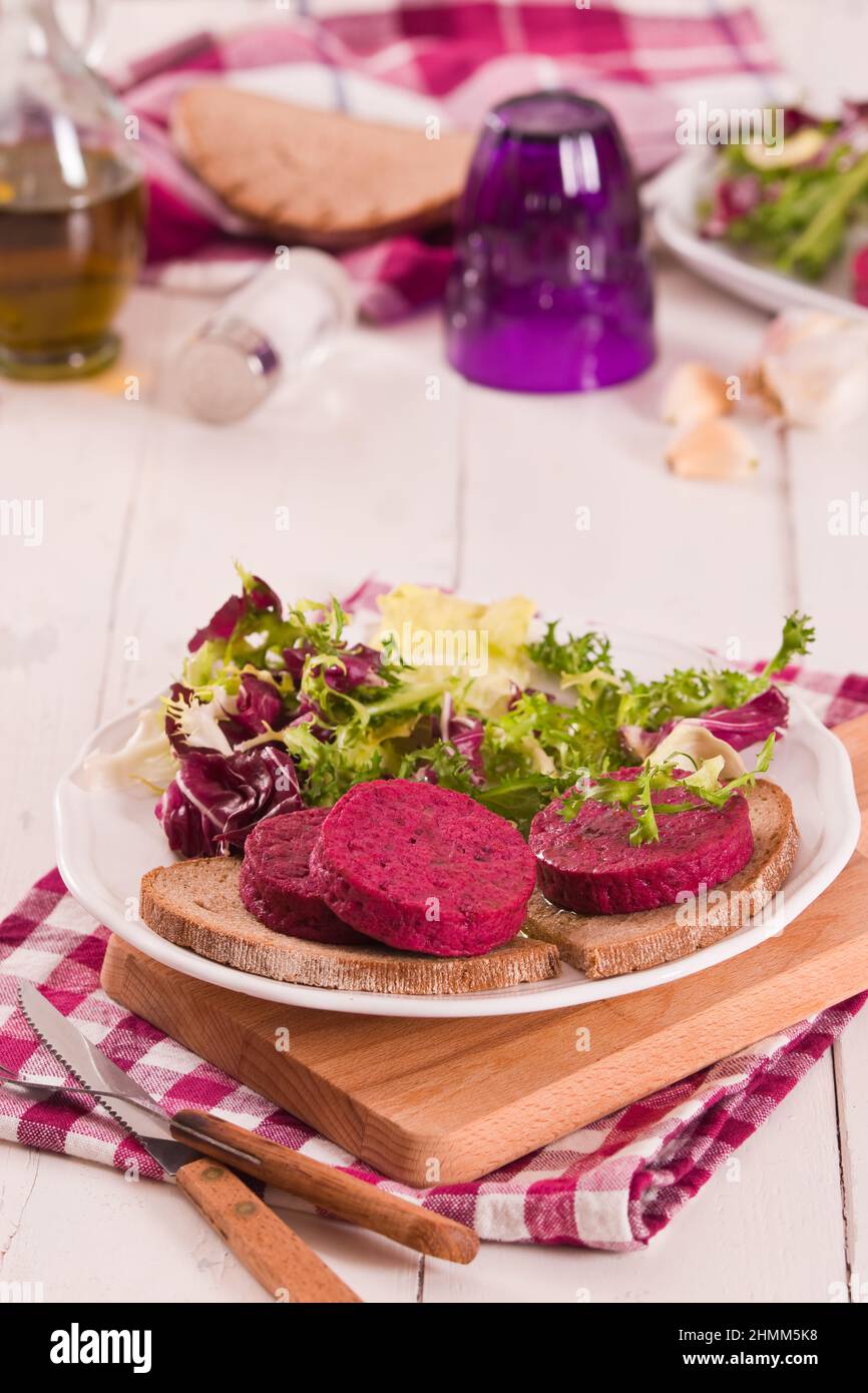 Beetroot veggie burger Stock Photo - Alamy