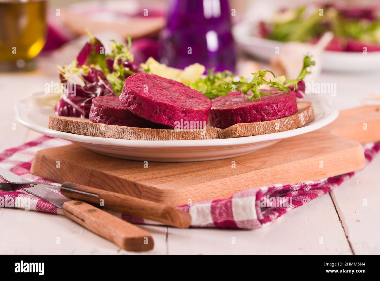 Beetroot veggie burger Stock Photo - Alamy