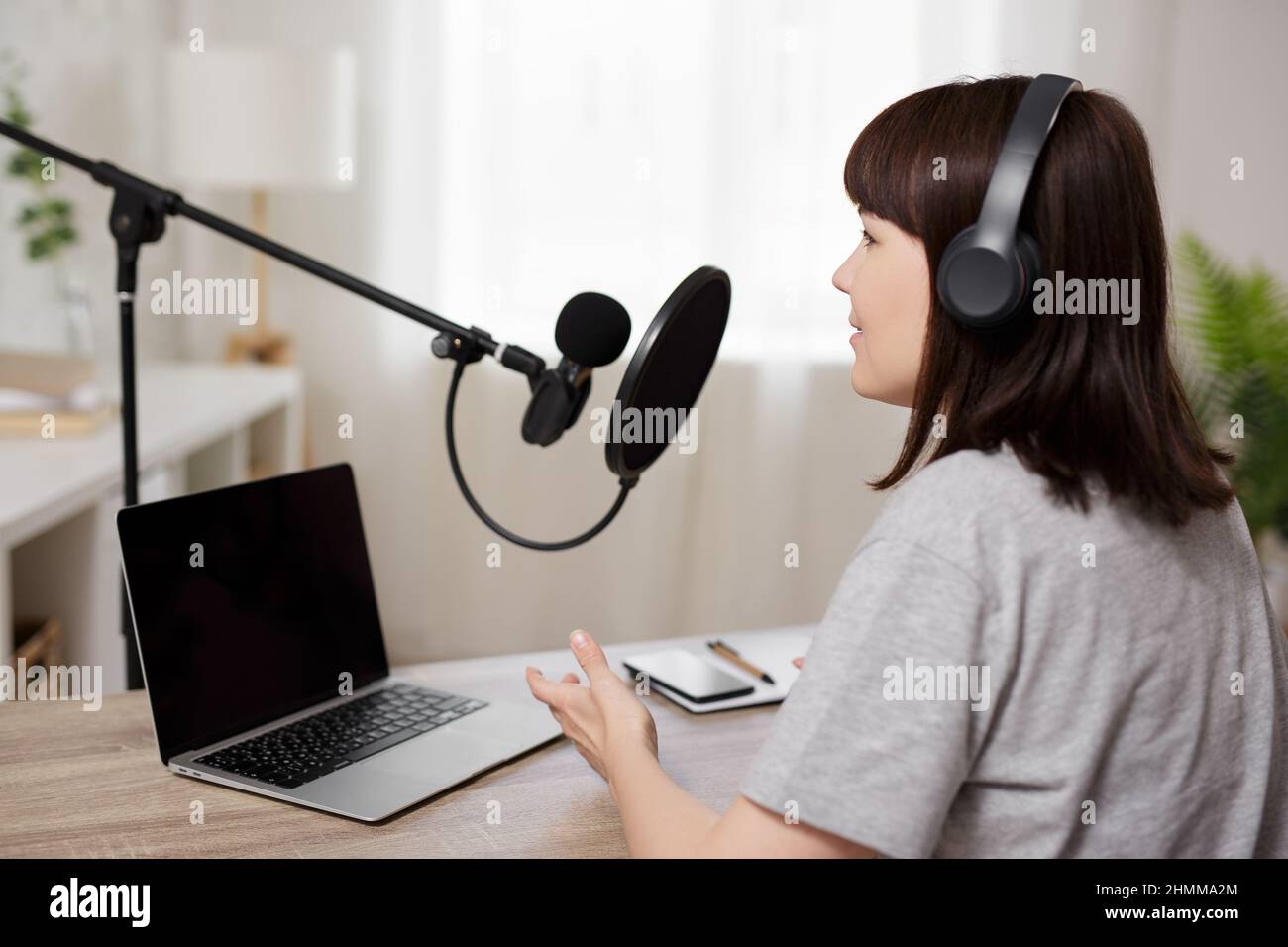 Podcast home studio back hi-res stock photography and images - Alamy