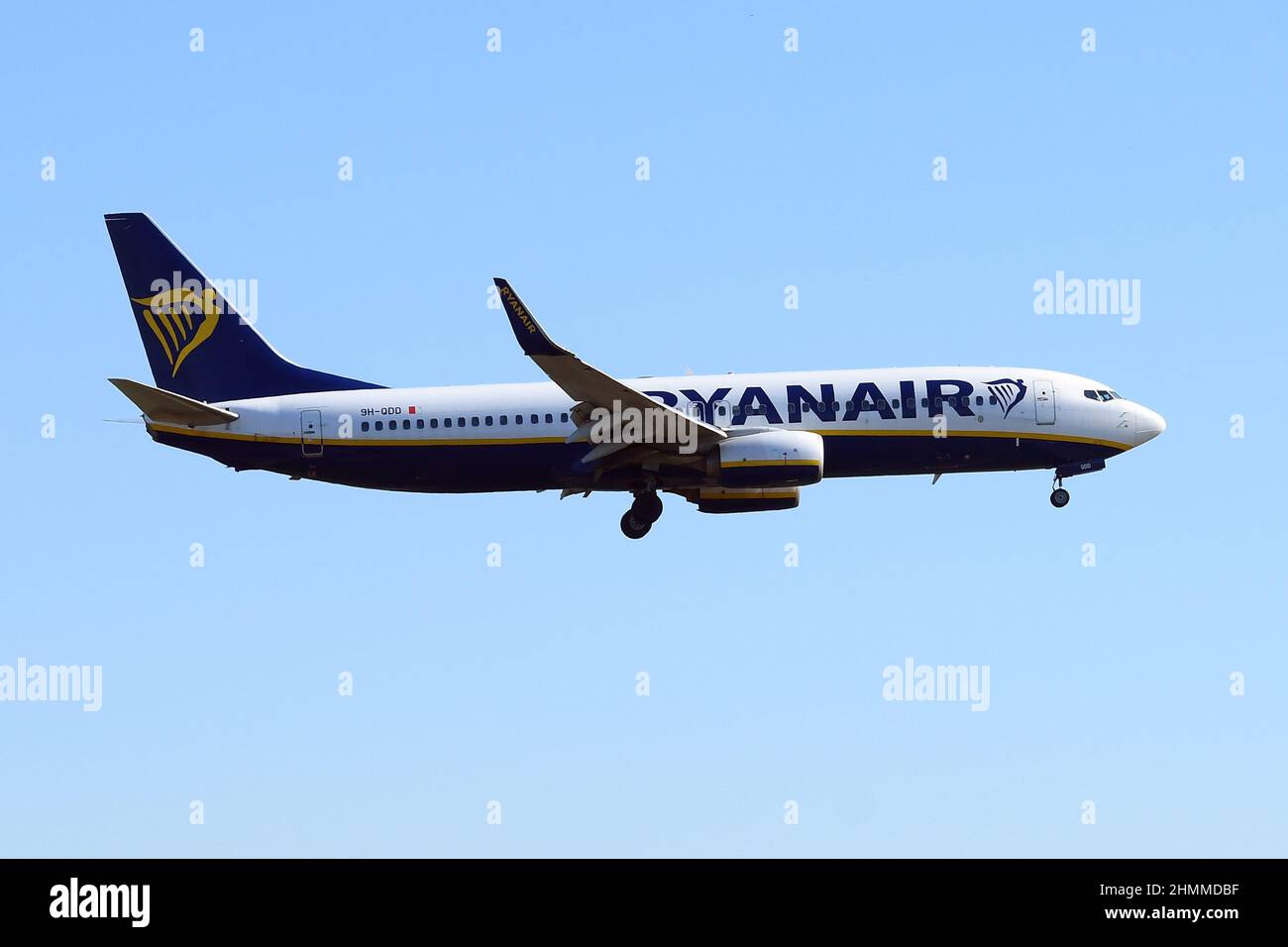 Ryanair 737 800 rome hi-res stock photography and images - Alamy