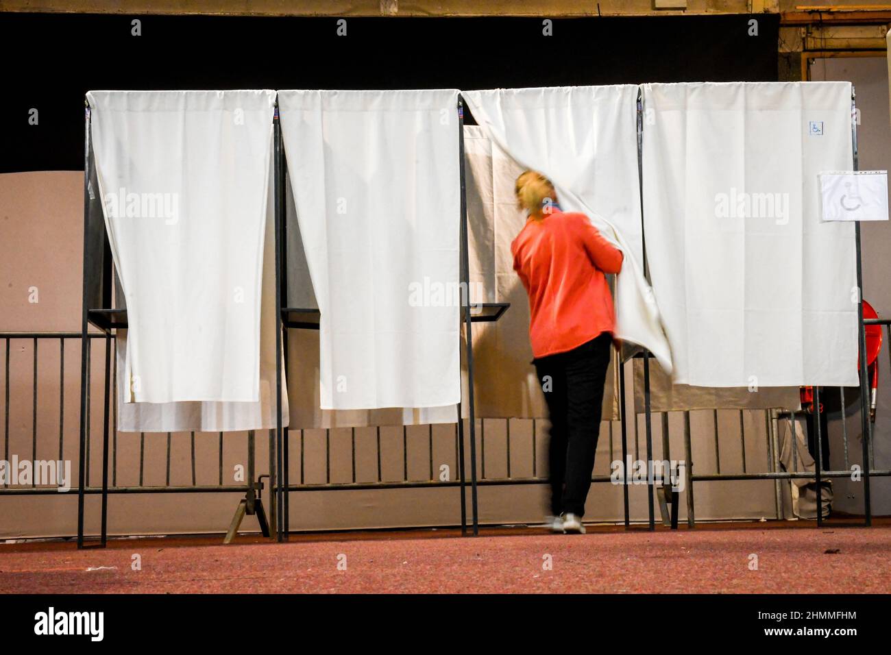 Polling booth hi-res stock photography and images - Alamy