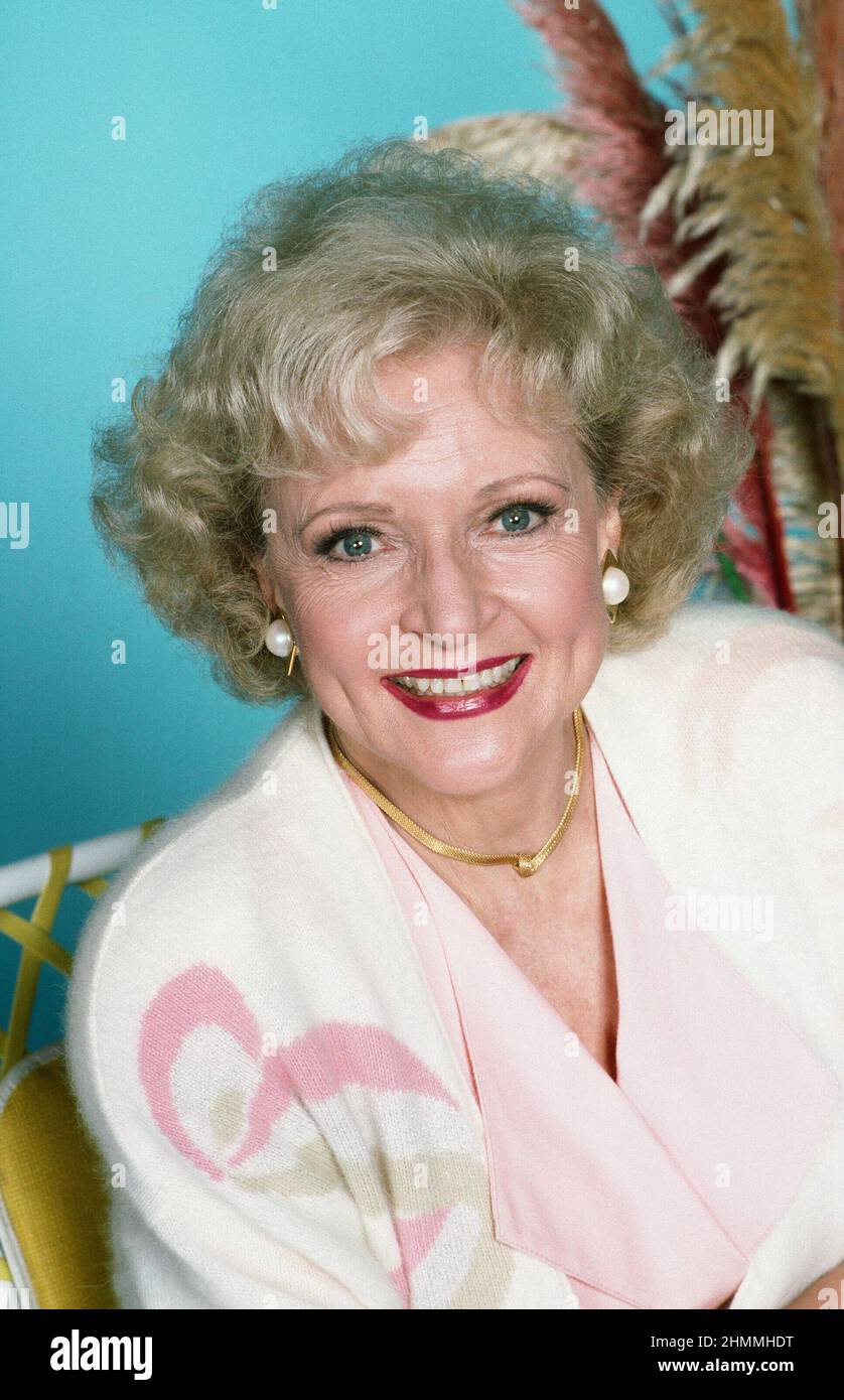 BETTY WHITE in THE GOLDEN GIRLS (1985), directed by SUSAN HARRIS ...