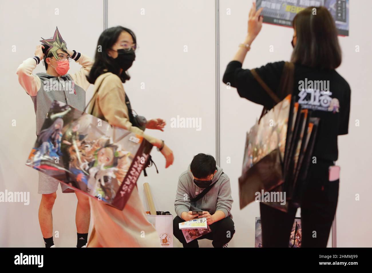 Taipei, Taipei, Taiwan. 11th Feb, 2022. A boy (L) puts on a Japanese ...