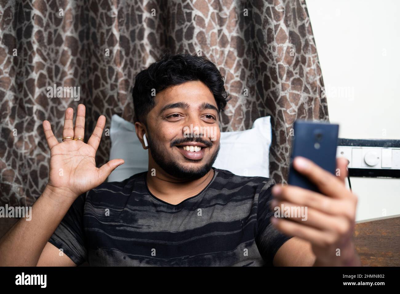 Indian man talking on mobile phone hi-res stock photography and images ...