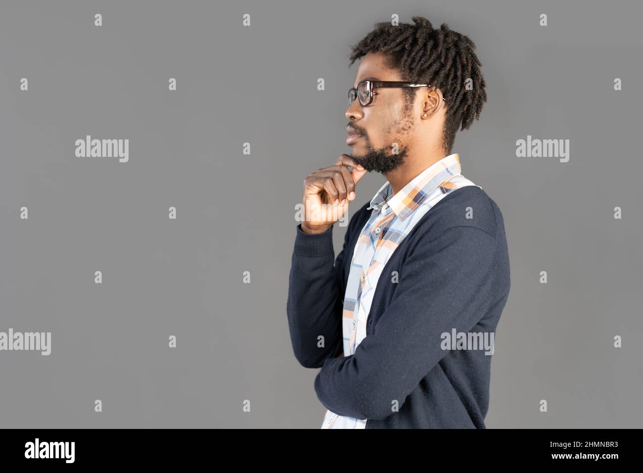 African guy looking sideways hi-res stock photography and images - Alamy