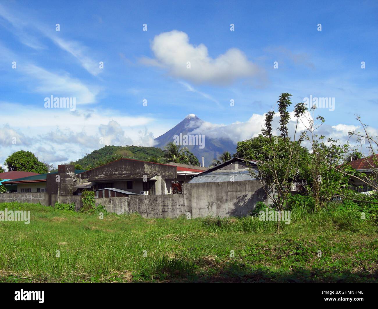 Philippines most active volcano hi-res stock photography and images - Alamy