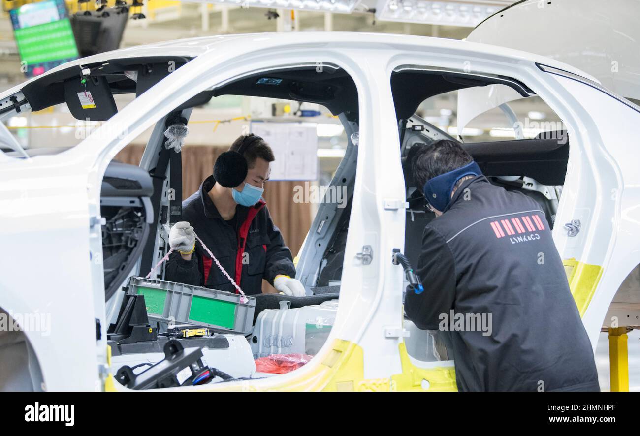 Automotive assembly line workers hi-res stock photography and images ...