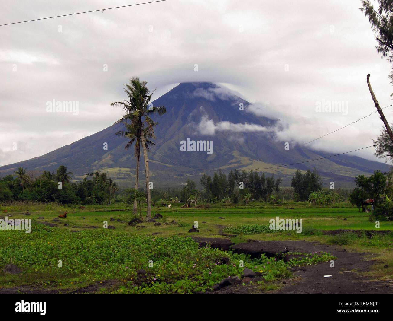 Philippines most active volcano hi-res stock photography and images - Alamy