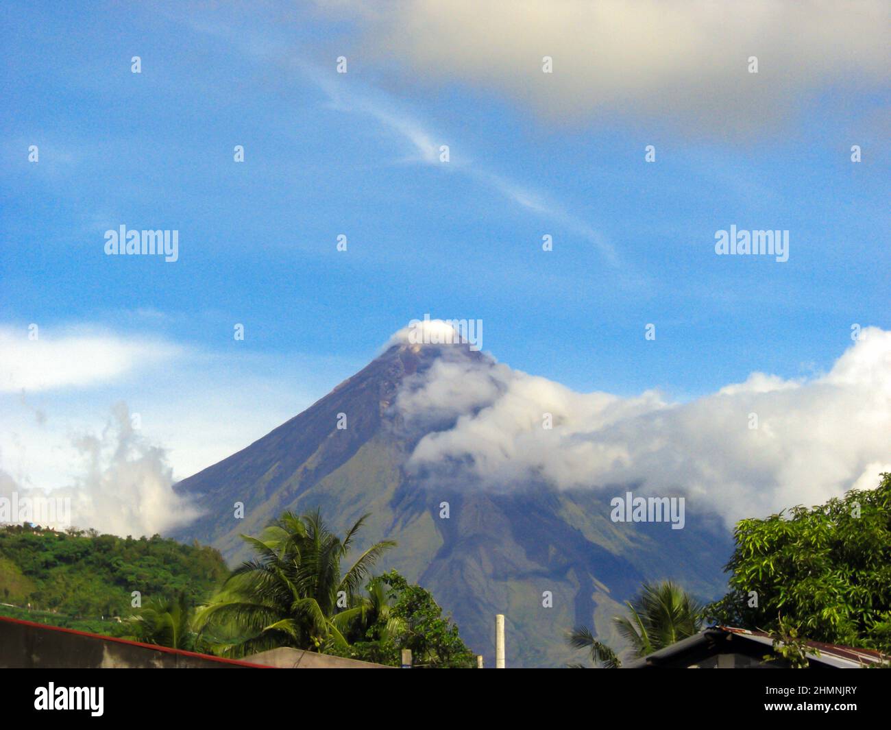 Amazing mount Mayon an active volcano on the Philippines January 24 ...