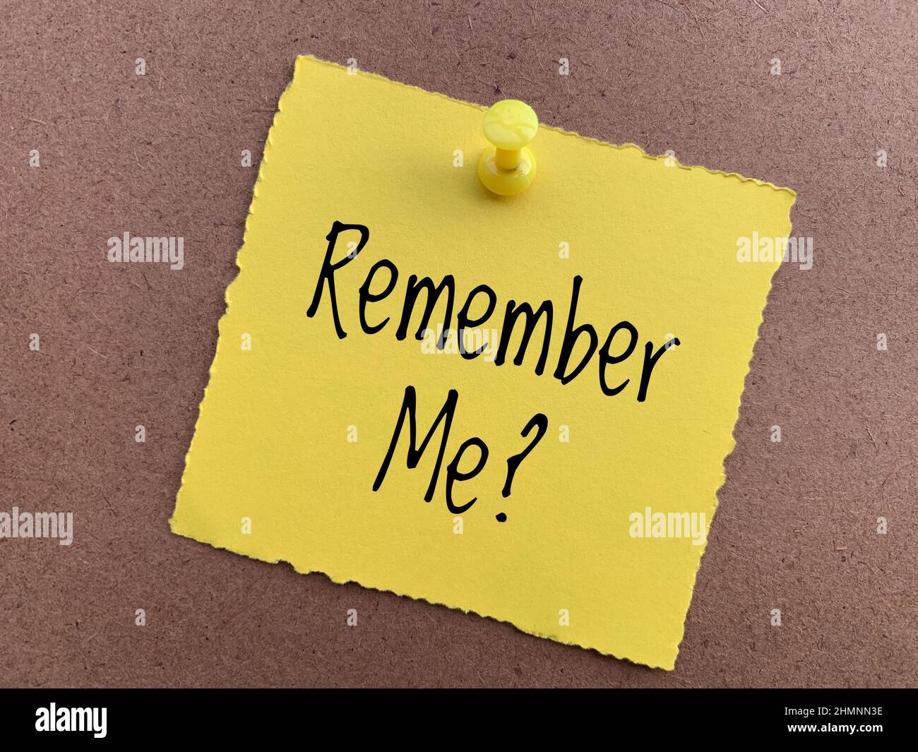 Remember me text on yellow sticky note. Conceptual Stock Photo - Alamy