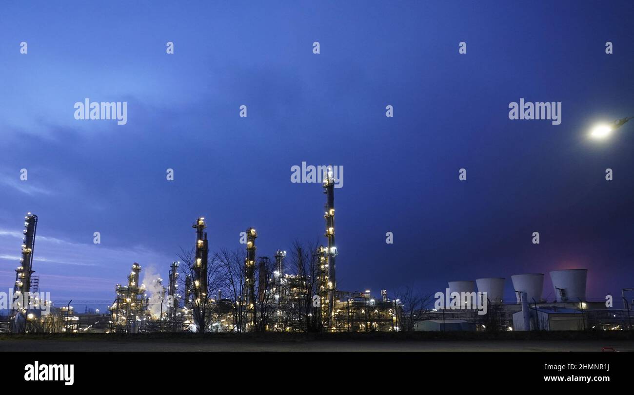 PRODUCTION - 07 February 2022, Schleswig-Holstein, Heide: View of the ...