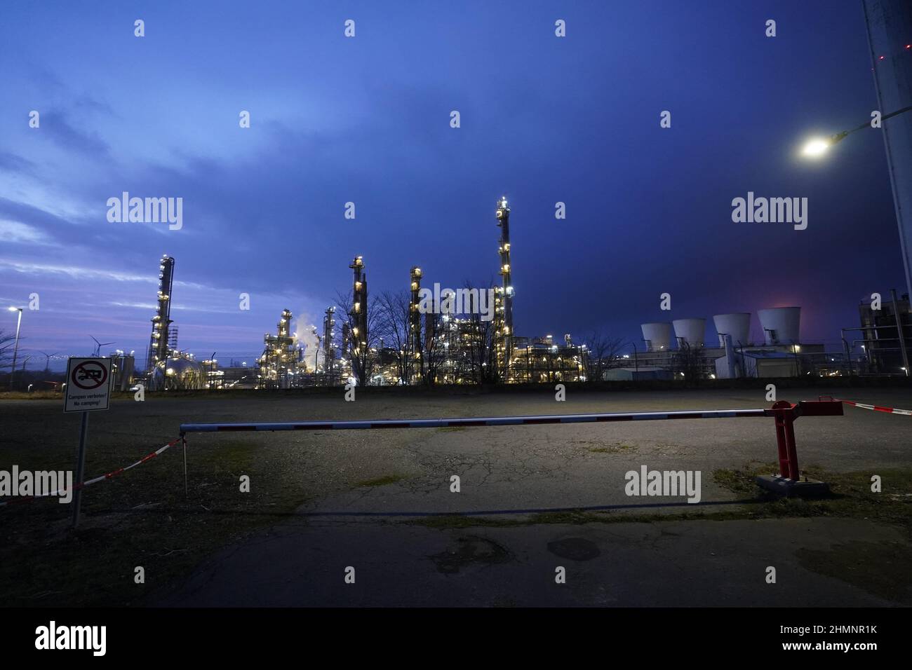 PRODUCTION - 07 February 2022, Schleswig-Holstein, Heide: View of the ...