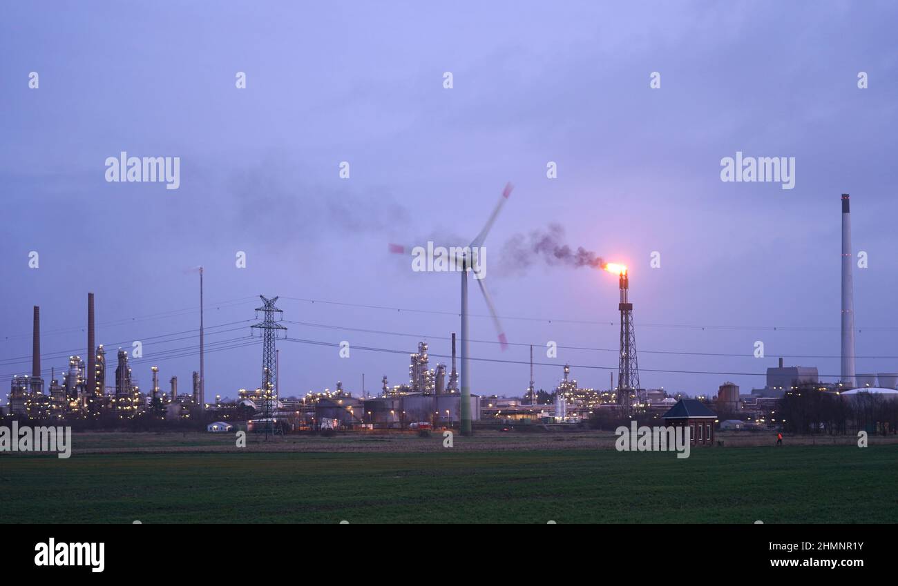 PRODUCTION - 07 February 2022, Schleswig-Holstein, Heide: View of the ...