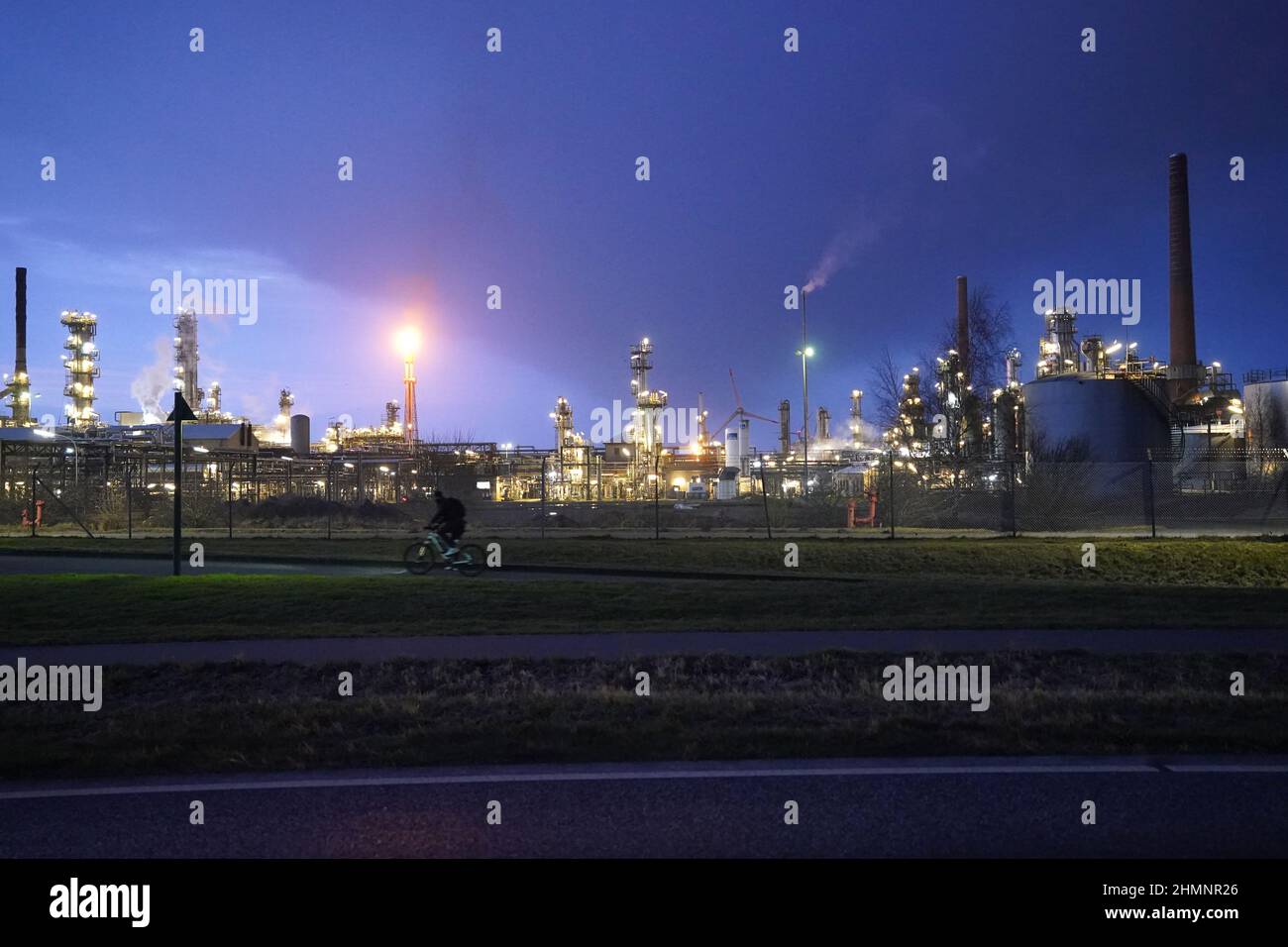 PRODUCTION - 07 February 2022, Schleswig-Holstein, Heide: View of the ...
