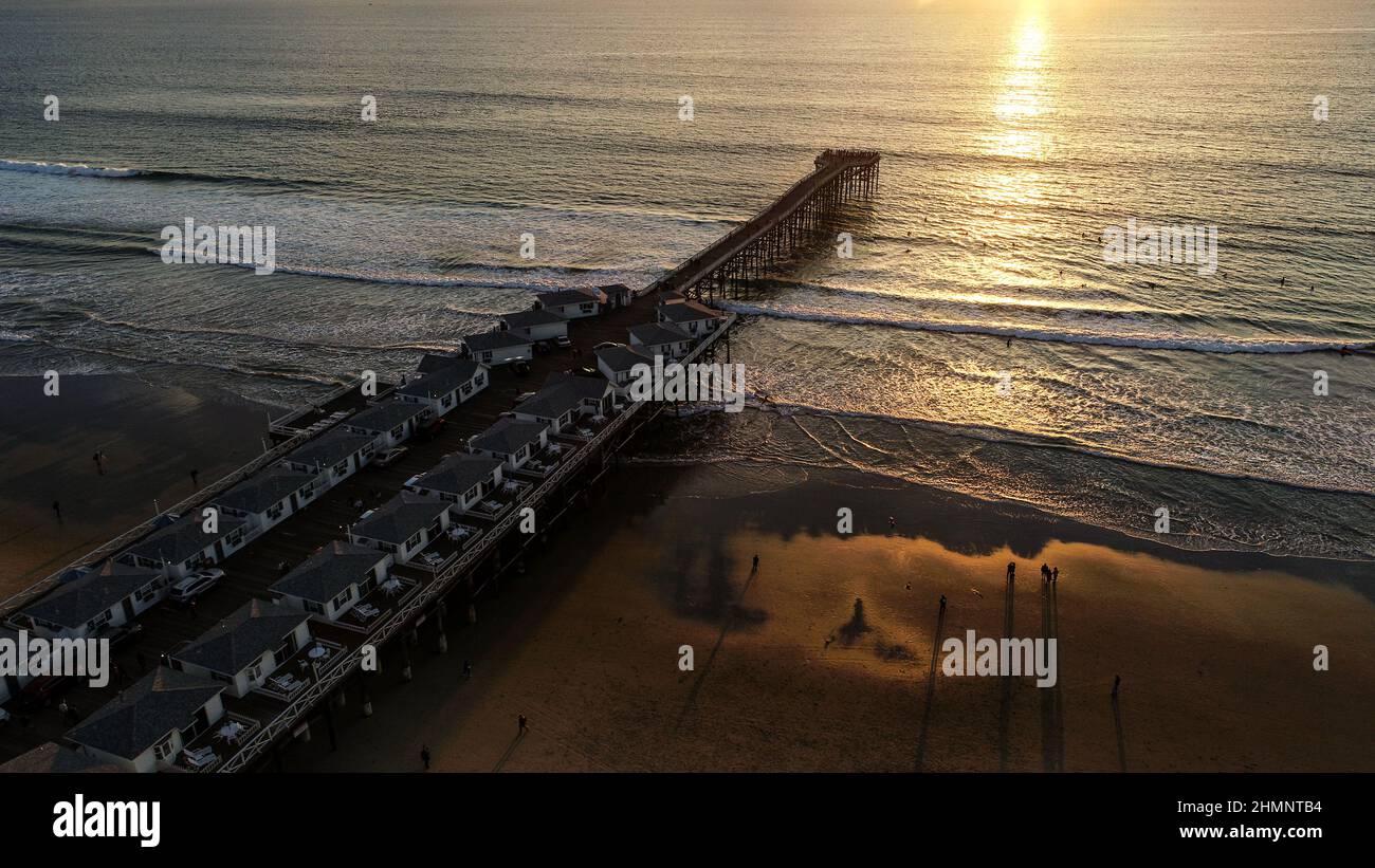 Viewing calm ocean waves pier hi-res stock photography and images - Alamy