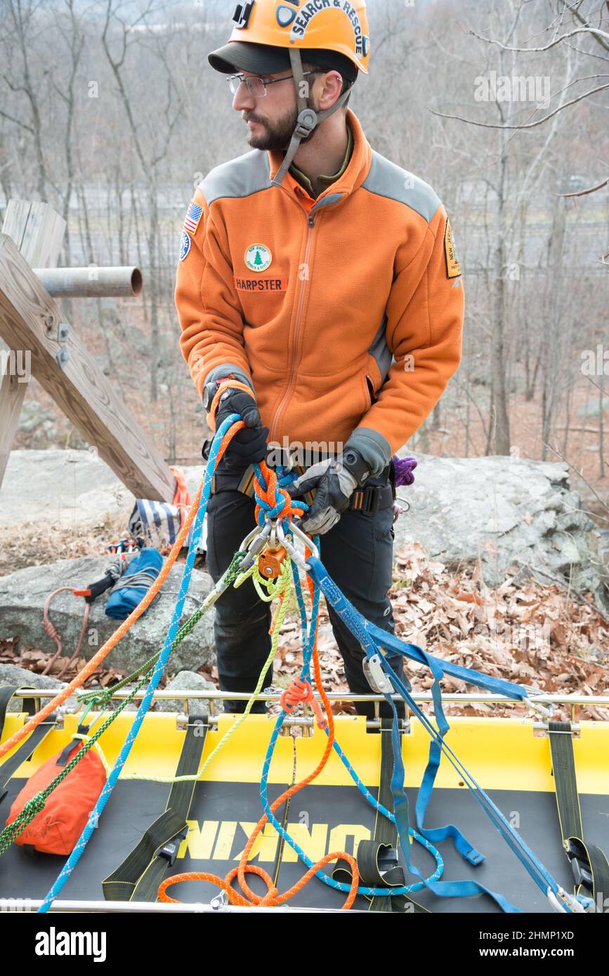 New Jersey Search and Rescue (NJSAR) Mountain Rescue Unit practice ...