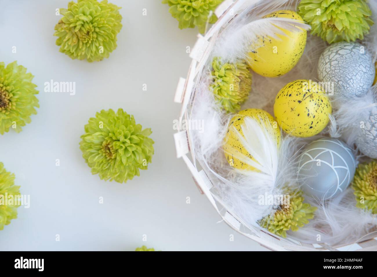 Spring flowers and easter eggs Stock Photo - Alamy