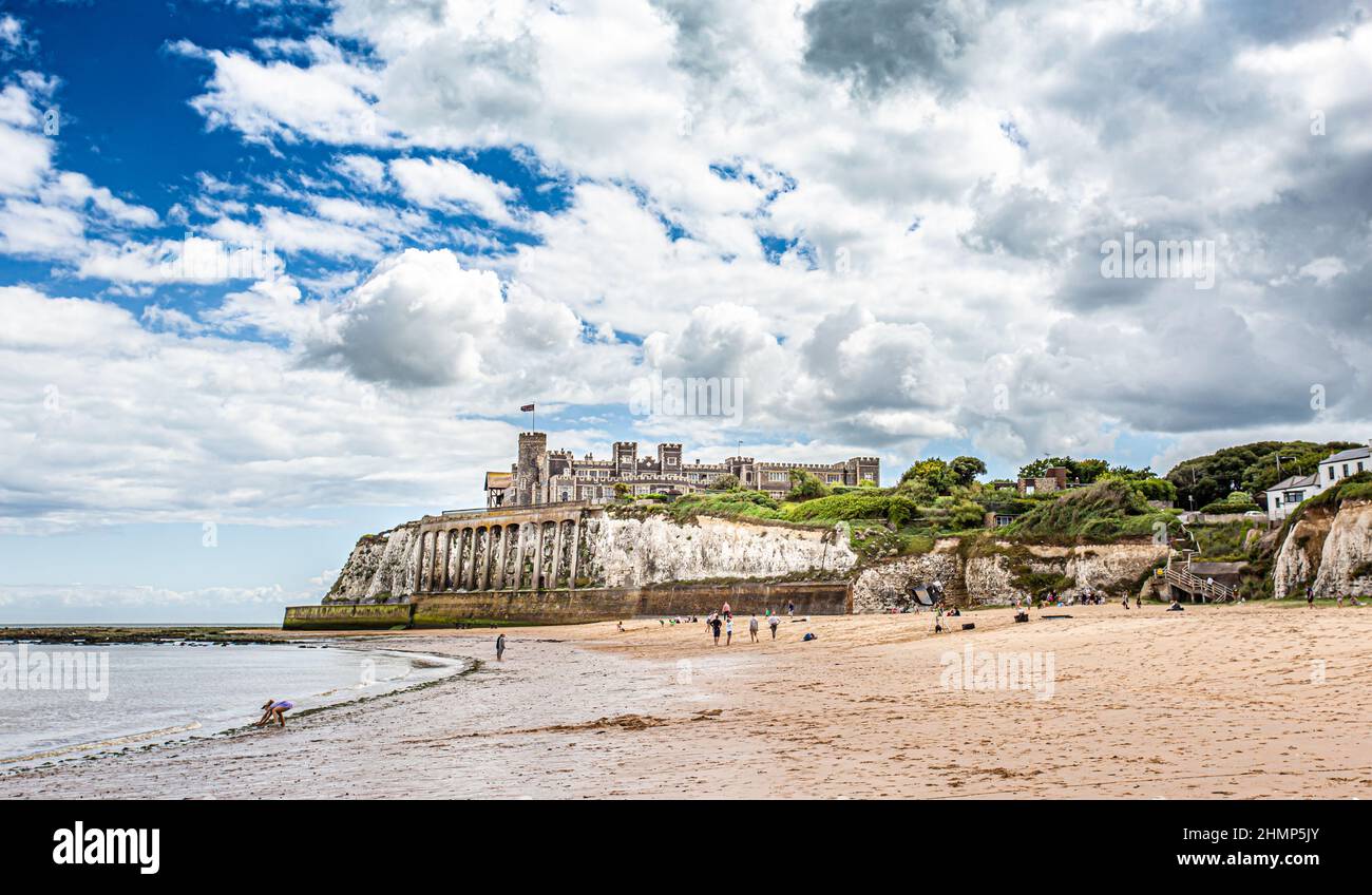 Kingsgate Castle on the cliffs above Kingsgate Bay Stock Photo - Alamy