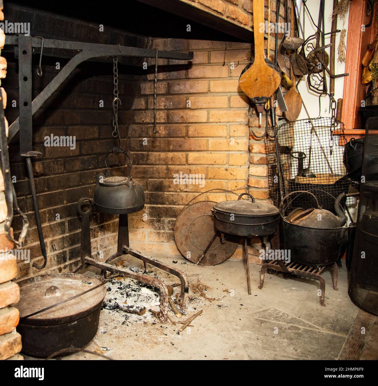 Cast iron cookware on colonial hearth Stock Photo - Alamy