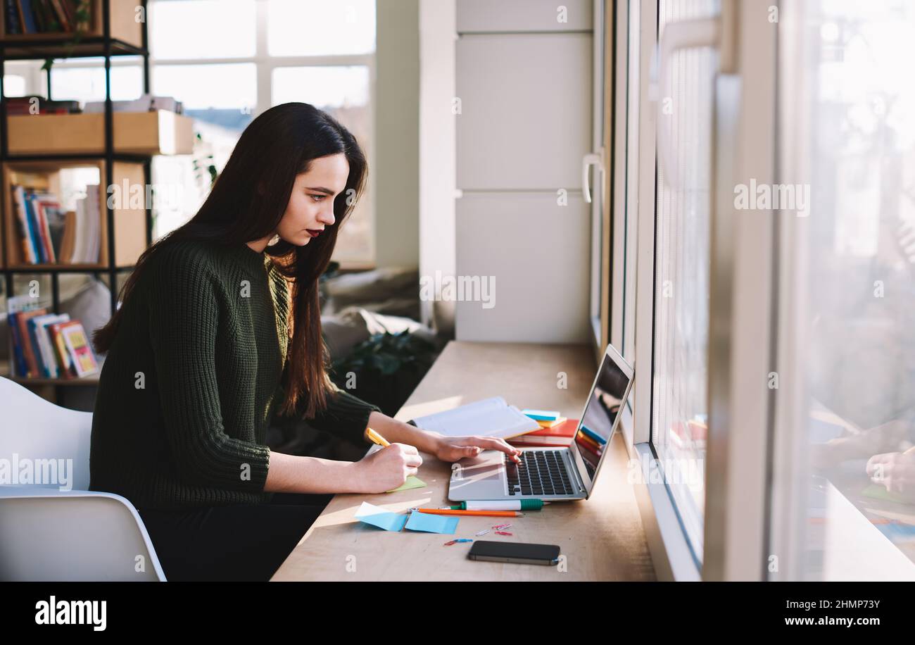 Woman and laptop and library hi-res stock photography and images - Alamy