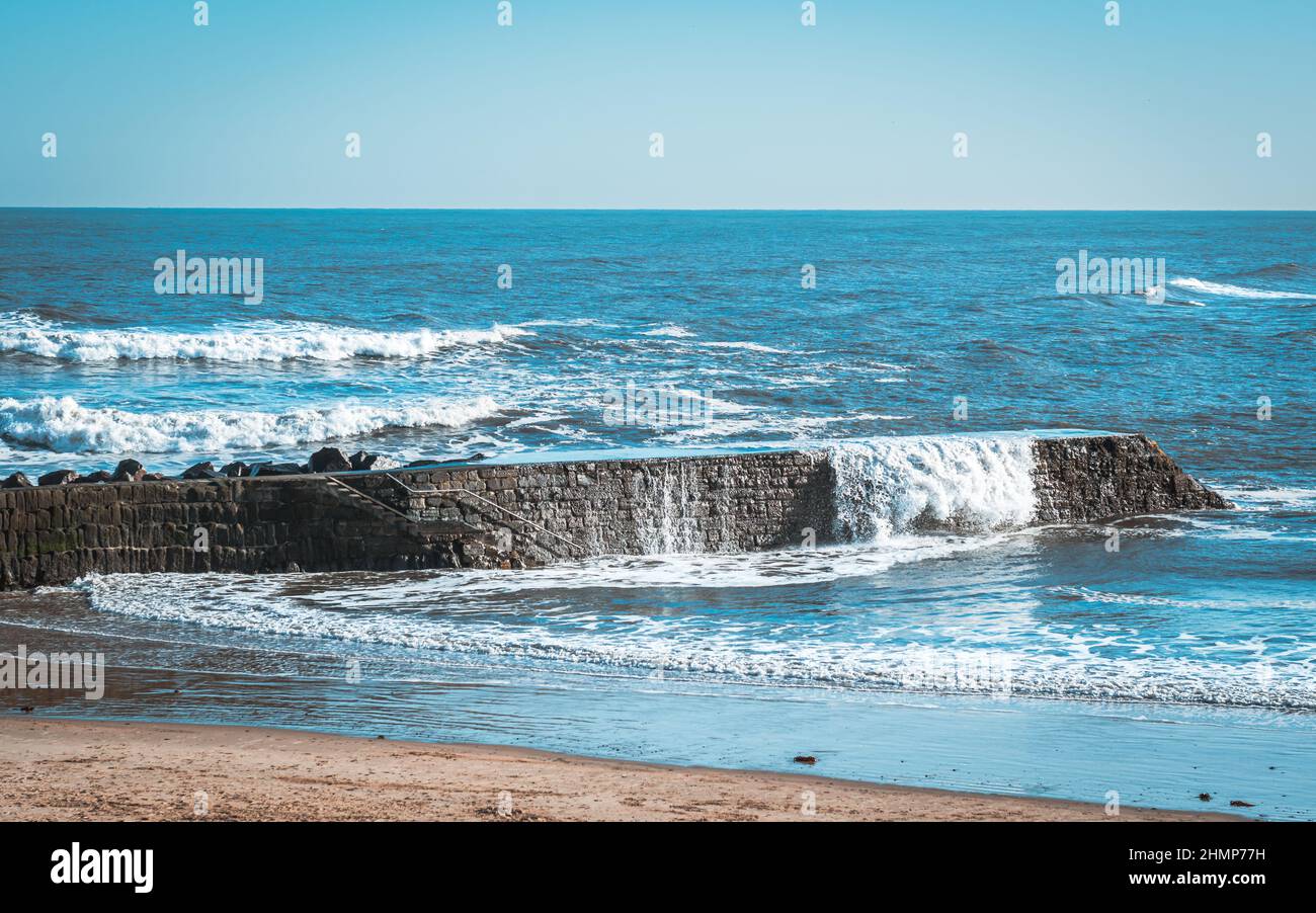 Wave on harbour wall hi-res stock photography and images - Alamy