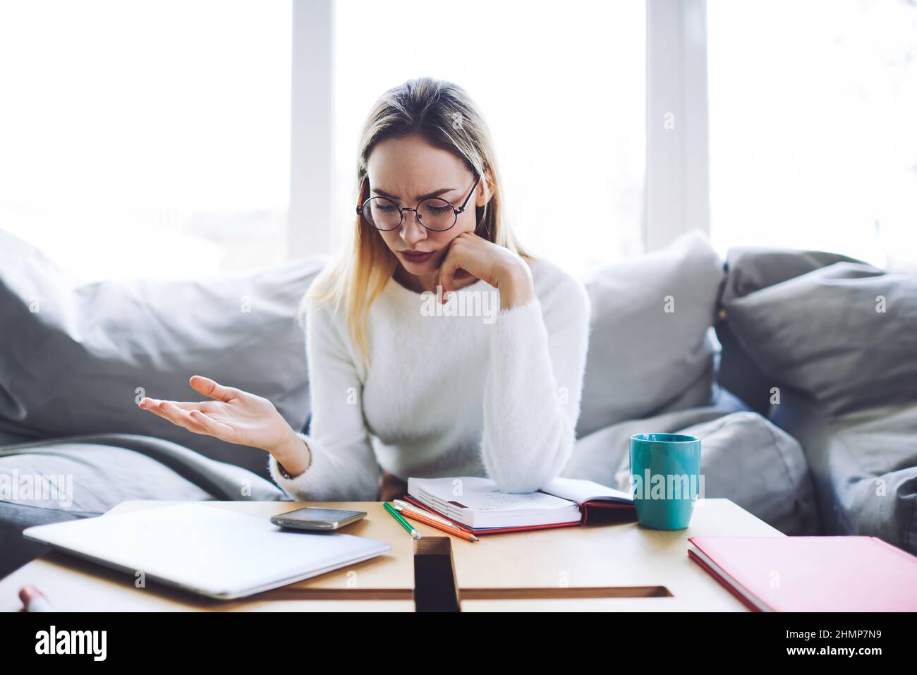 Check notifications hi-res stock photography and images - Alamy