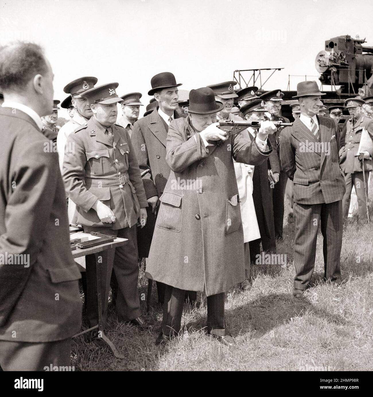 Winston churchill takes aim with a sten gun hi-res stock photography ...