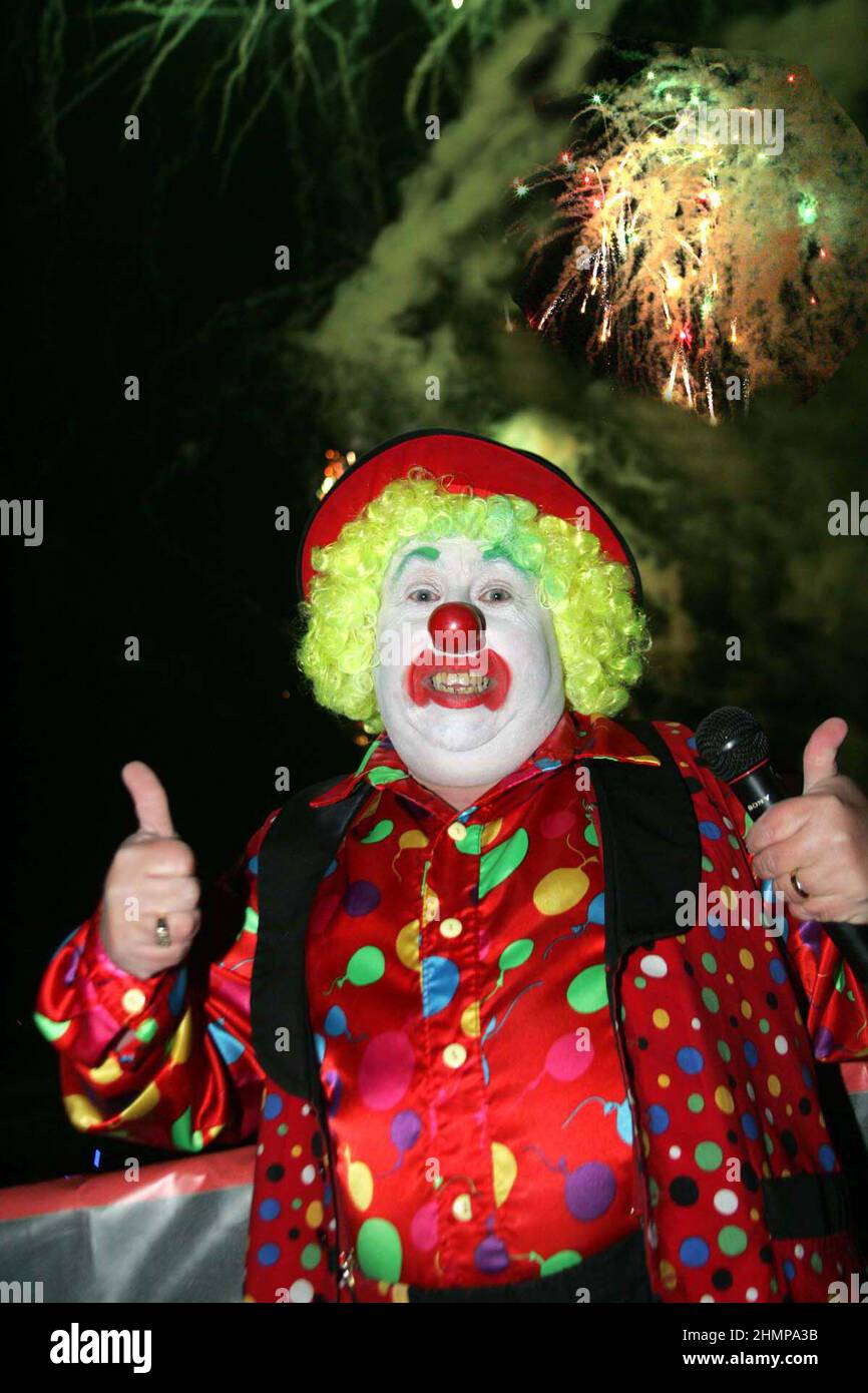 Child fireworks sparklers uk hi-res stock photography and images - Alamy