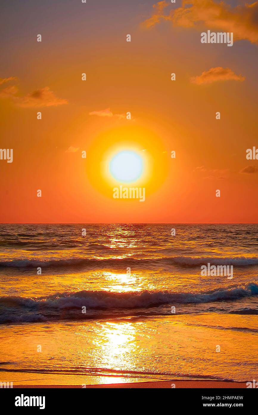 Zenith sun hi-res stock photography and images - Alamy