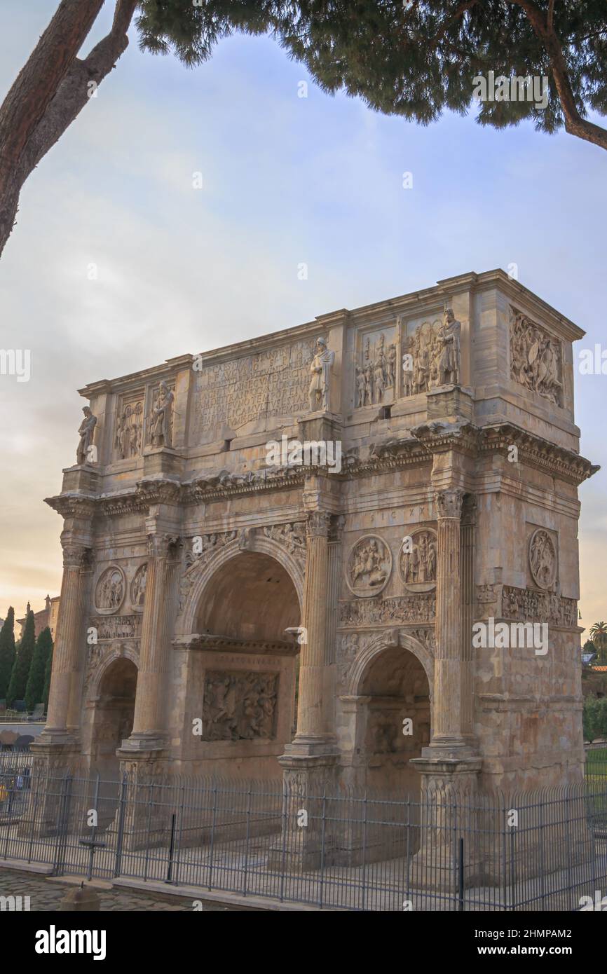 Famous monument triumphal arch hi-res stock photography and images - Alamy