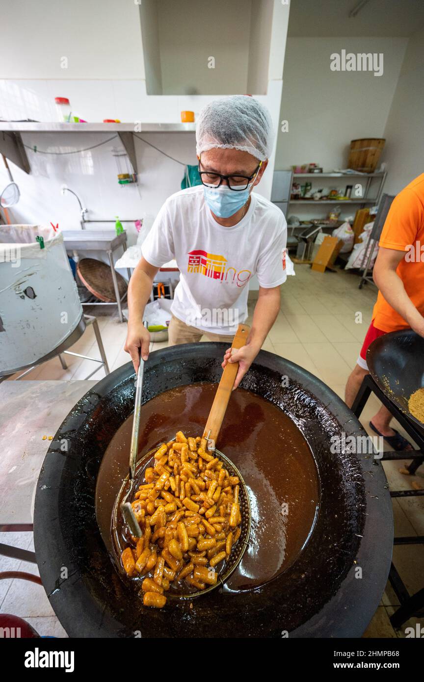 Kuala Lumpur, Malaysia. 24th Jan, 2022. Oh Chee Keong makes traditional ...