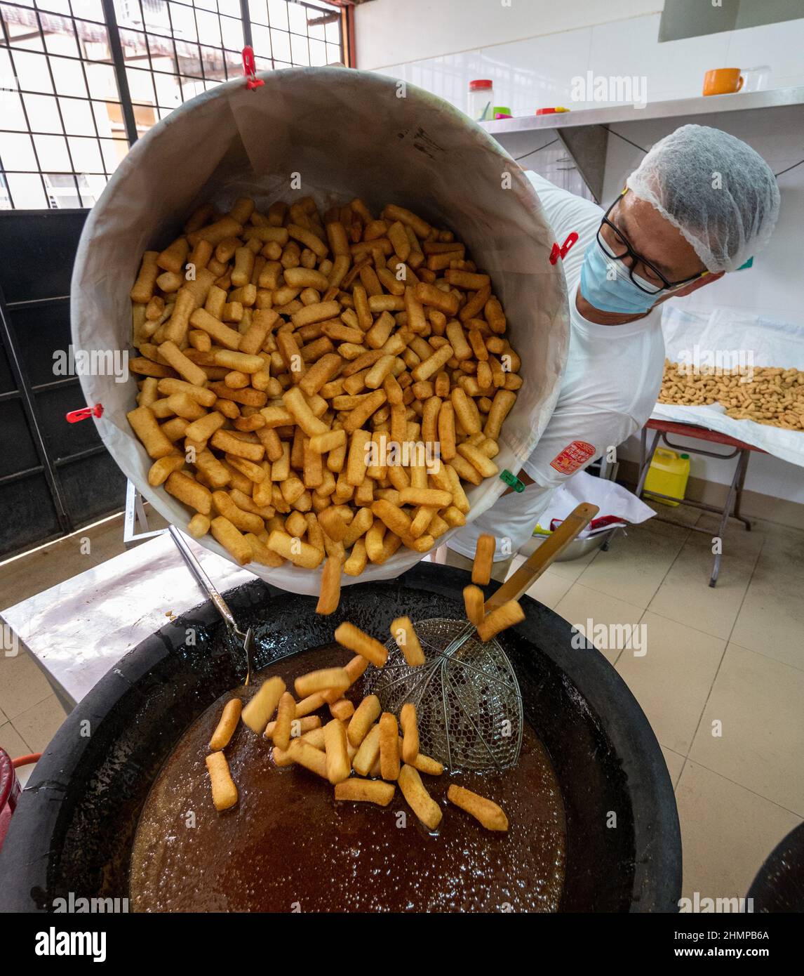 Kuala Lumpur, Malaysia. 24th Jan, 2022. Oh Chee Keong makes traditional ...