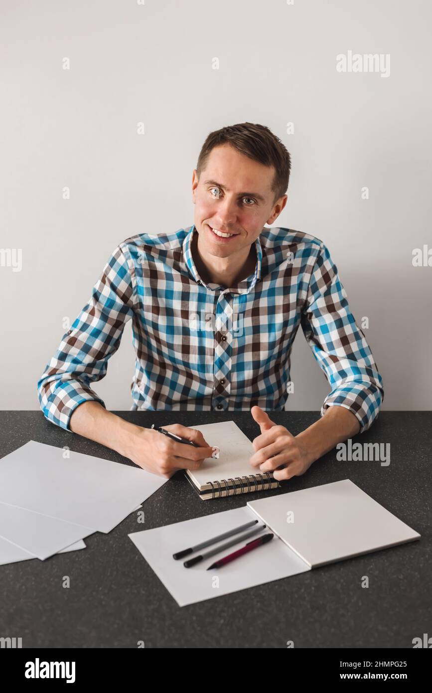 Journalist taking notes hi-res stock photography and images - Alamy