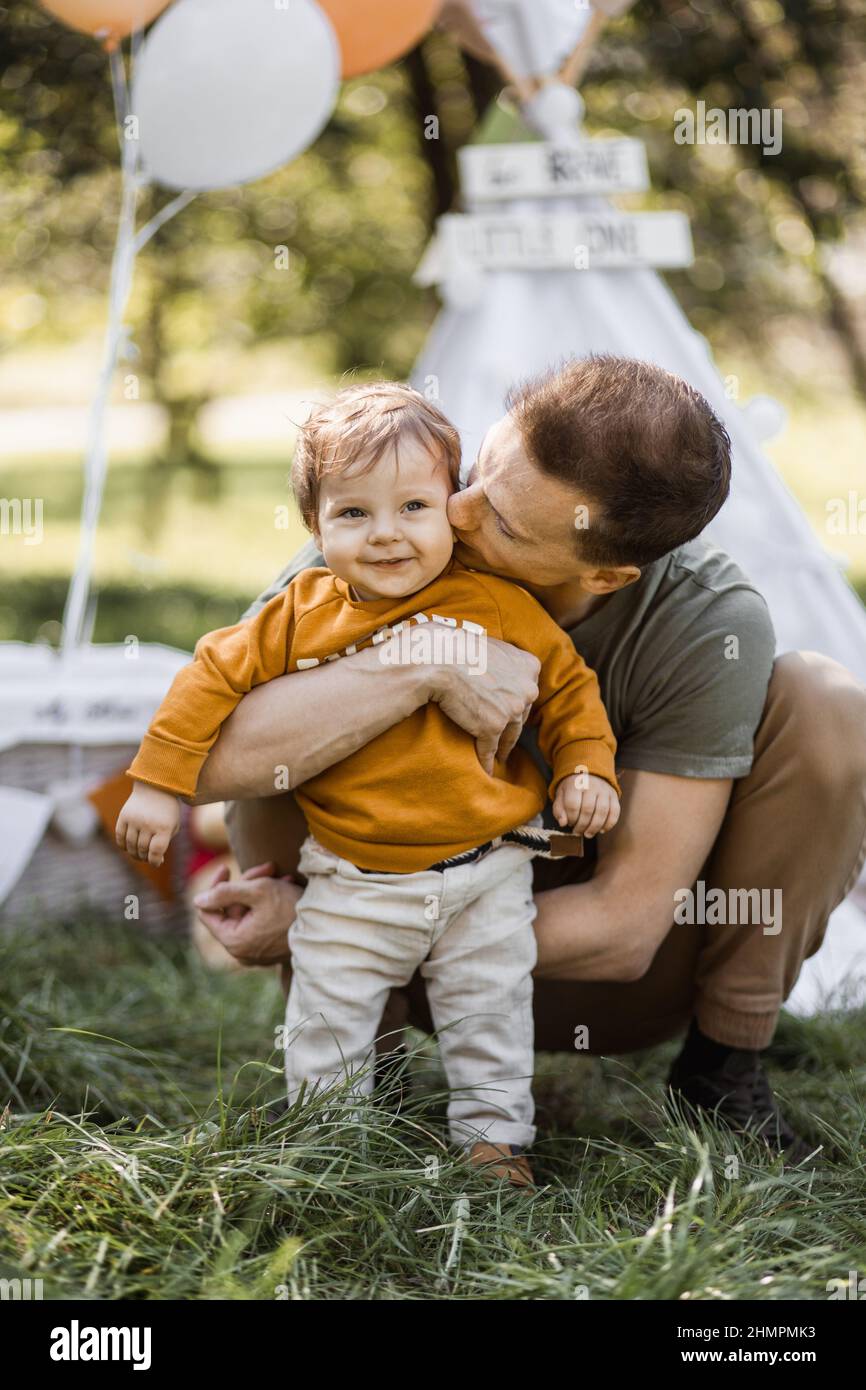 Father kissing hugging toddler boy hi-res stock photography and images ...