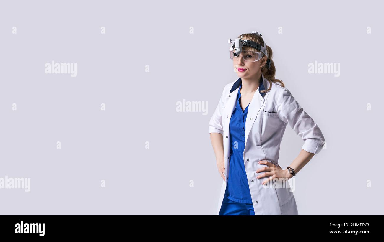 Doctor wearing surgical headlight hi-res stock photography and images ...
