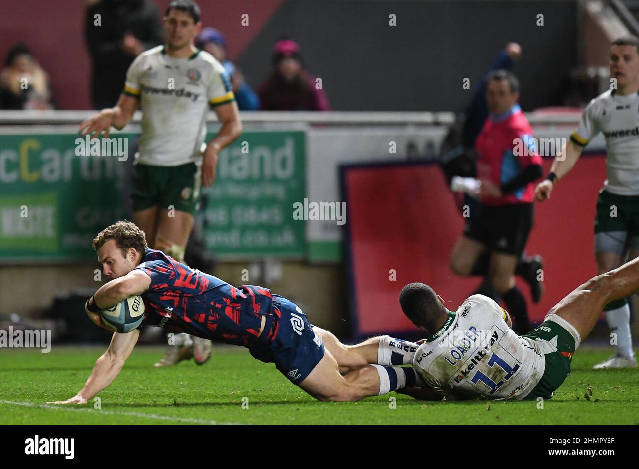 Theo Strang of Bristol Bears, goes over for a Bristol try Stock Photo ...