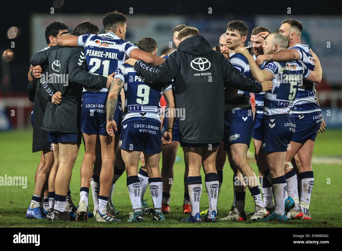 Group huddle hi-res stock photography and images - Alamy