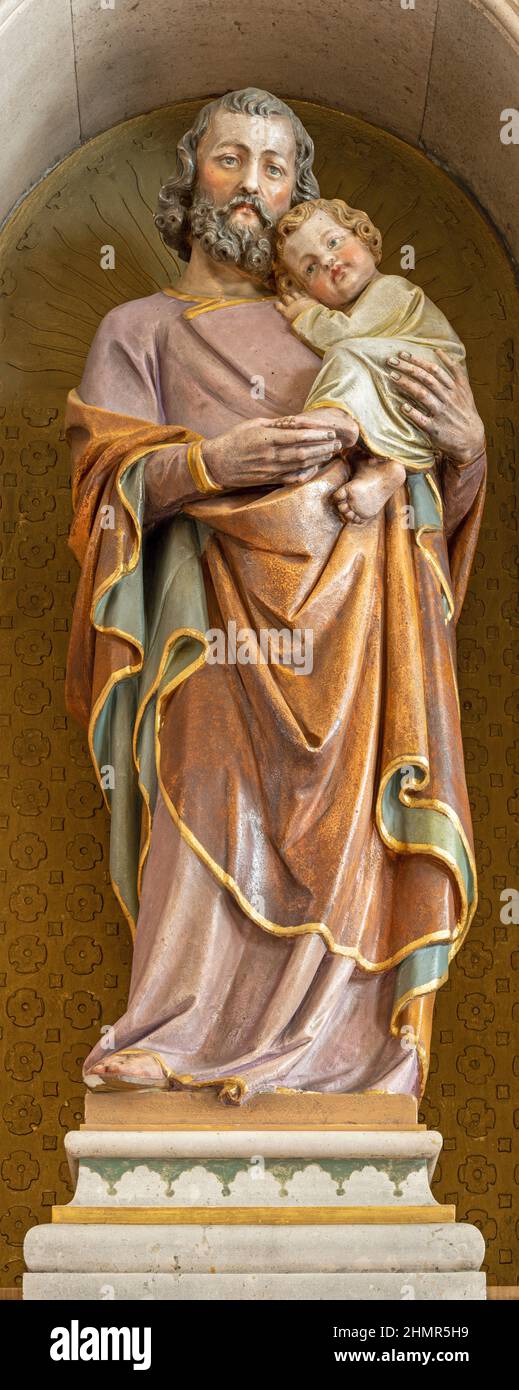VIENNA, AUSTIRA - JUNI 18, 2021: The statue of St. Joseph in Herz Jesu ...
