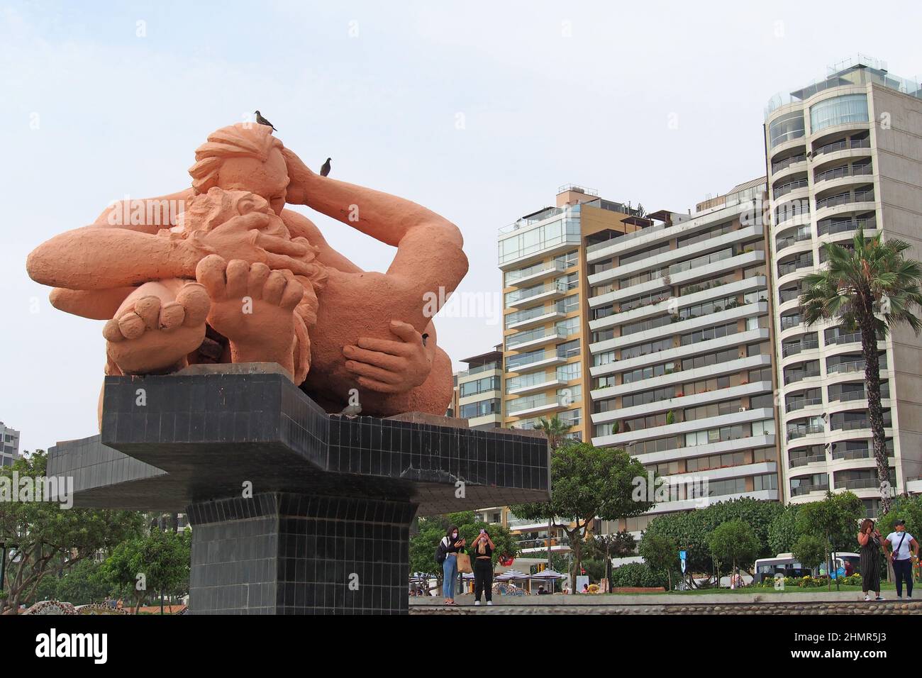 “El Beso” (The Kiss), a large sculpture by Victor Delfin inaugurated on ...