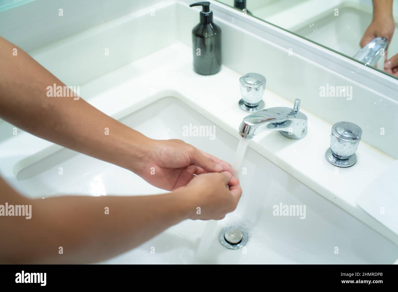 Women hand wash in hotel basin hygiene healthcare Stock Photo - Alamy