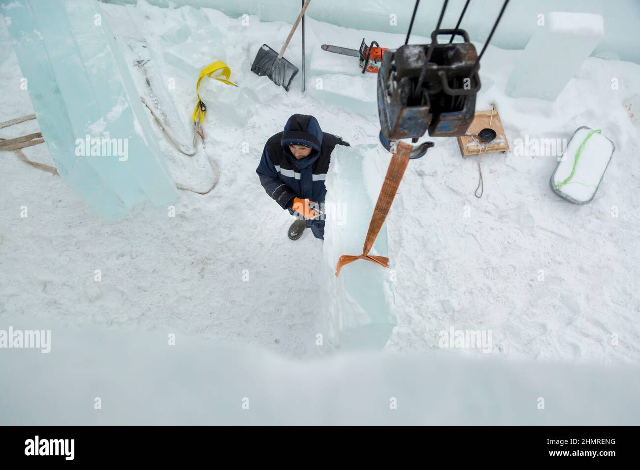 Slinger with rope slings loading ice panels Stock Photo - Alamy