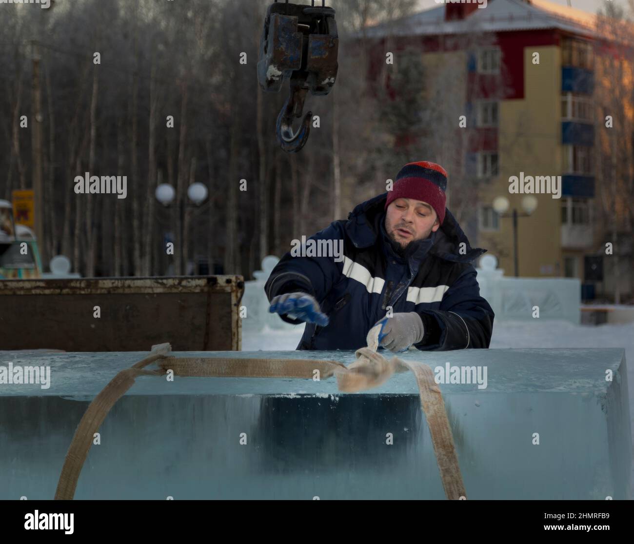 Slinger with rope slings loading ice panels Stock Photo - Alamy