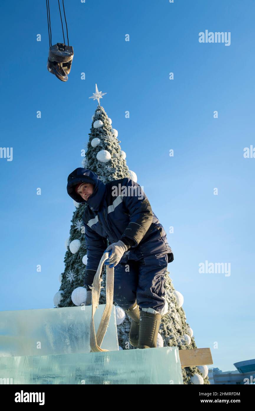 Slinger with rope slings loading ice panels Stock Photo - Alamy
