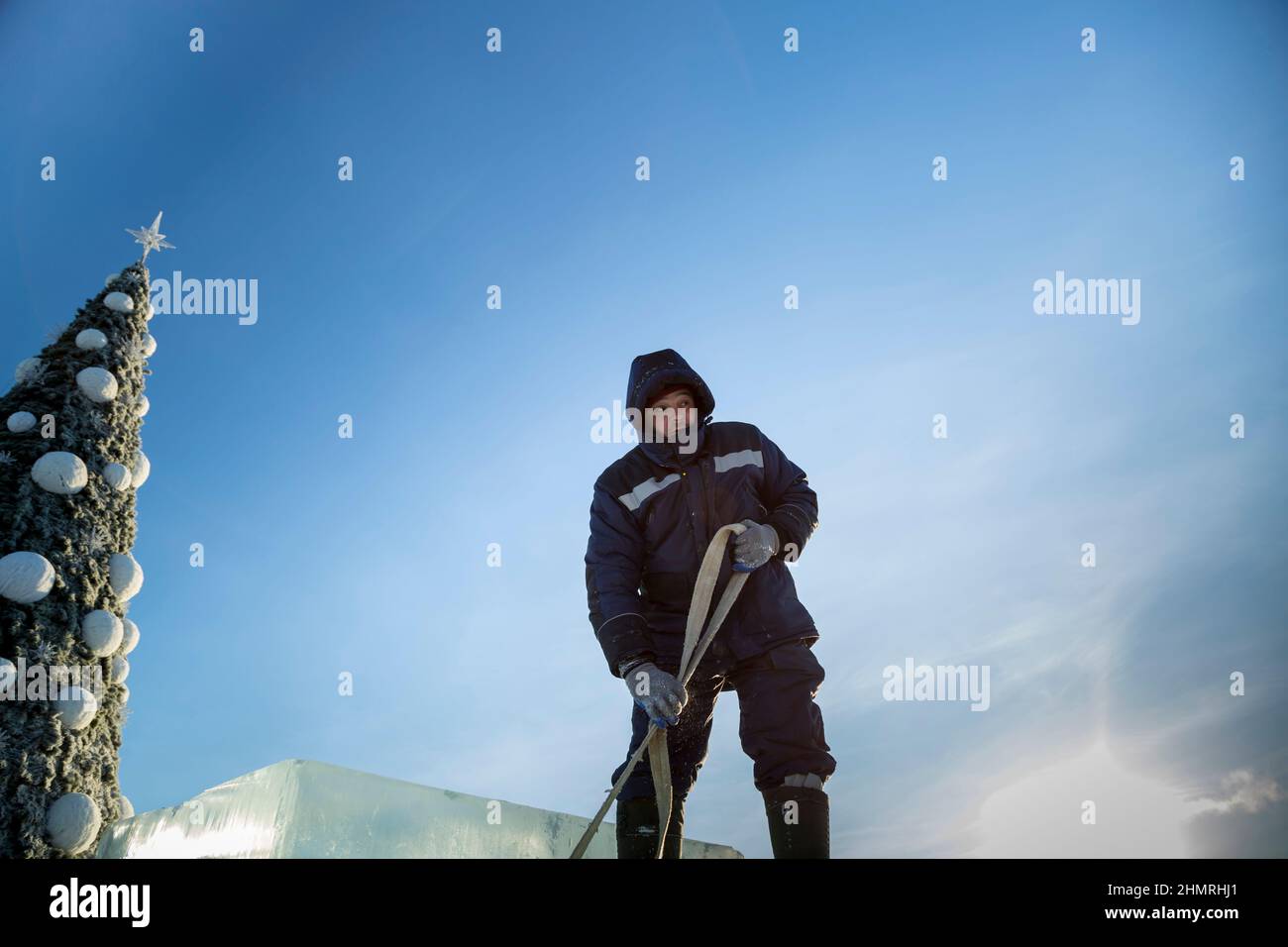 Slinger with rope slings loading ice panels Stock Photo - Alamy
